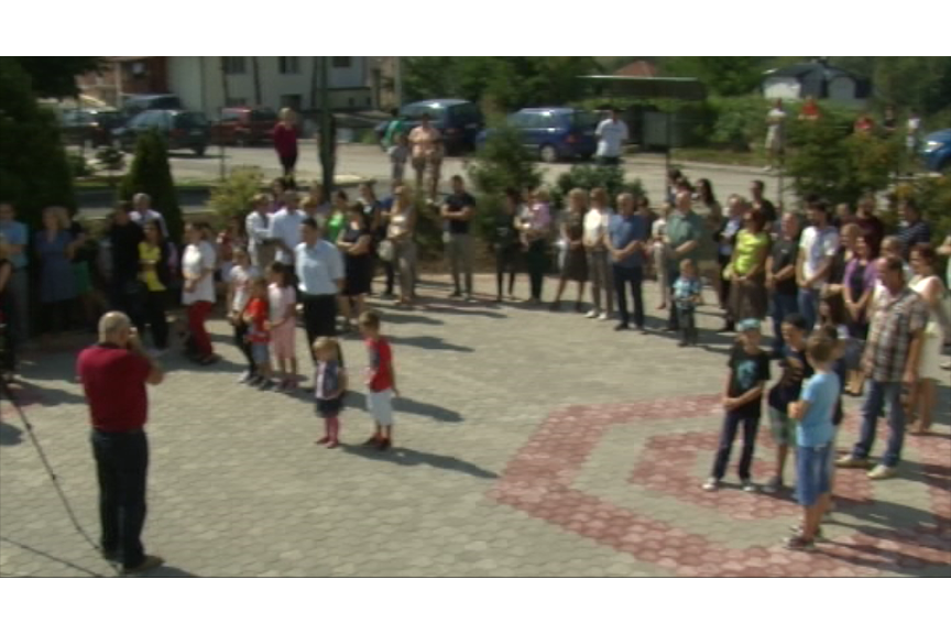 ZAVRŠEN PROJEKAT IZGRADNJE I UREĐENJA DVORIŠTA OŠ “IZET ŠABIĆ” | Radio ...