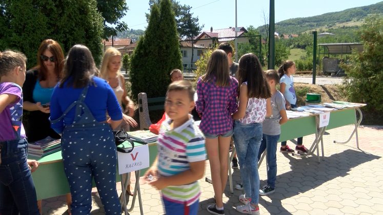 U DVORIŠTU OŠ „IZET ŠABIĆ“ ODRŽAN ŠKOLSKI BAZAR | Radio Televizija Vogošća