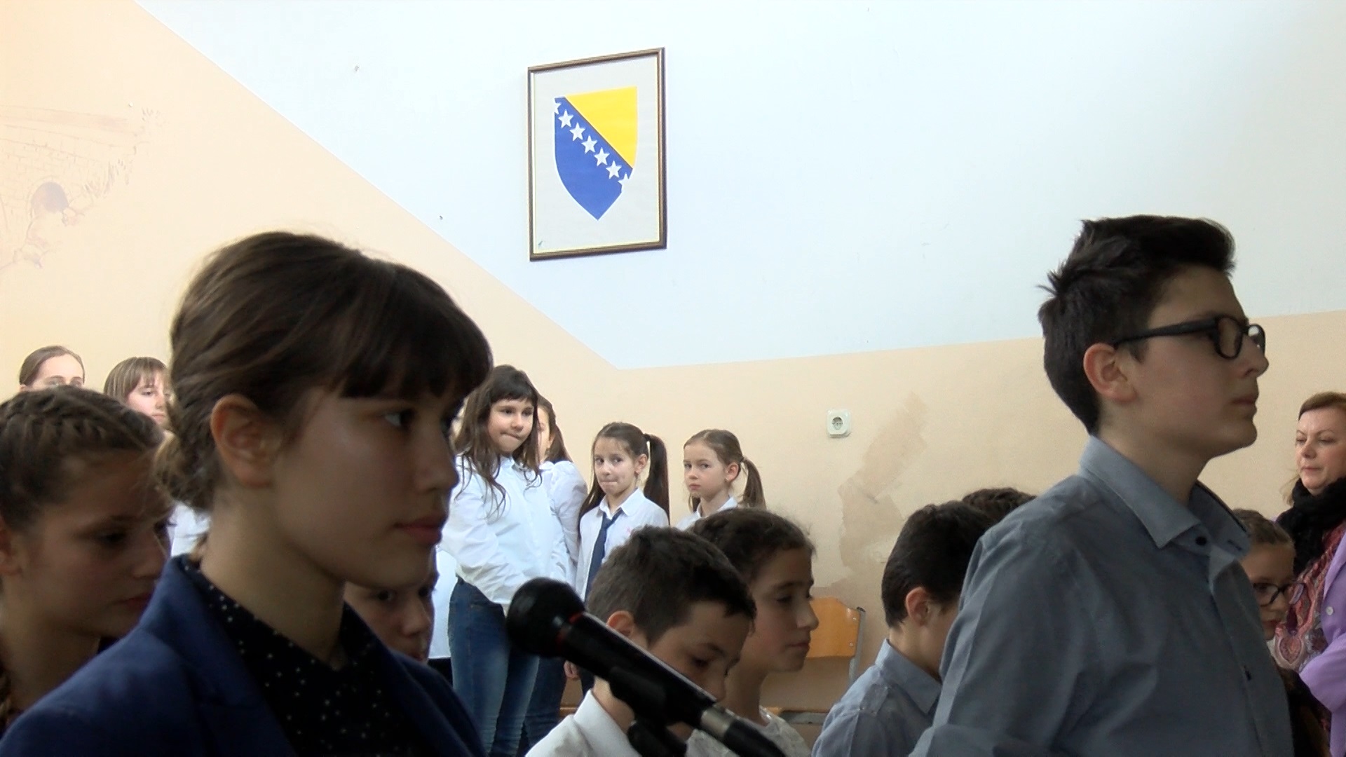 UČENICI OŠ „IZET ŠABIĆ“ OBILJEŽILI 1. MART DAN NEZAVISNOSTI BiH | Radio ...