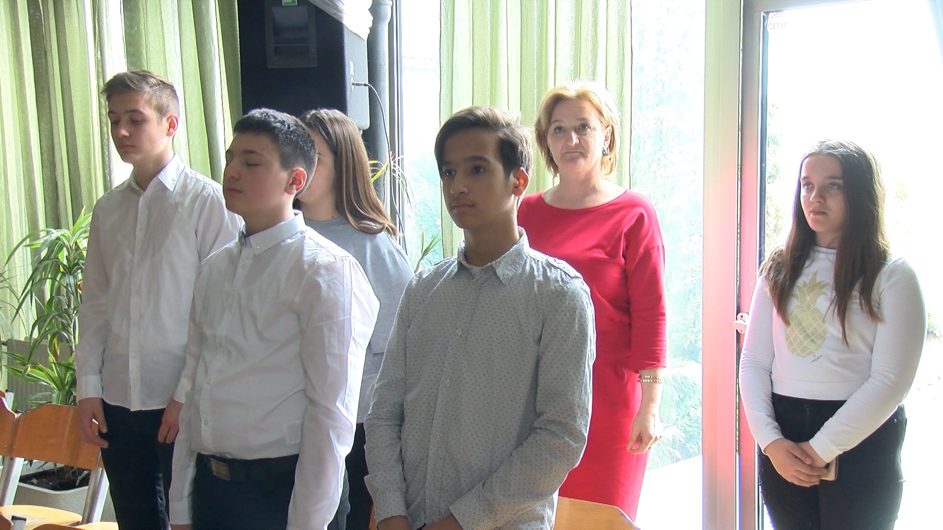 UČENICI OŠ „IZET ŠABIĆ“ OBILJEŽILI 1. MART DAN NEZAVISNOSTI BiH | Radio ...