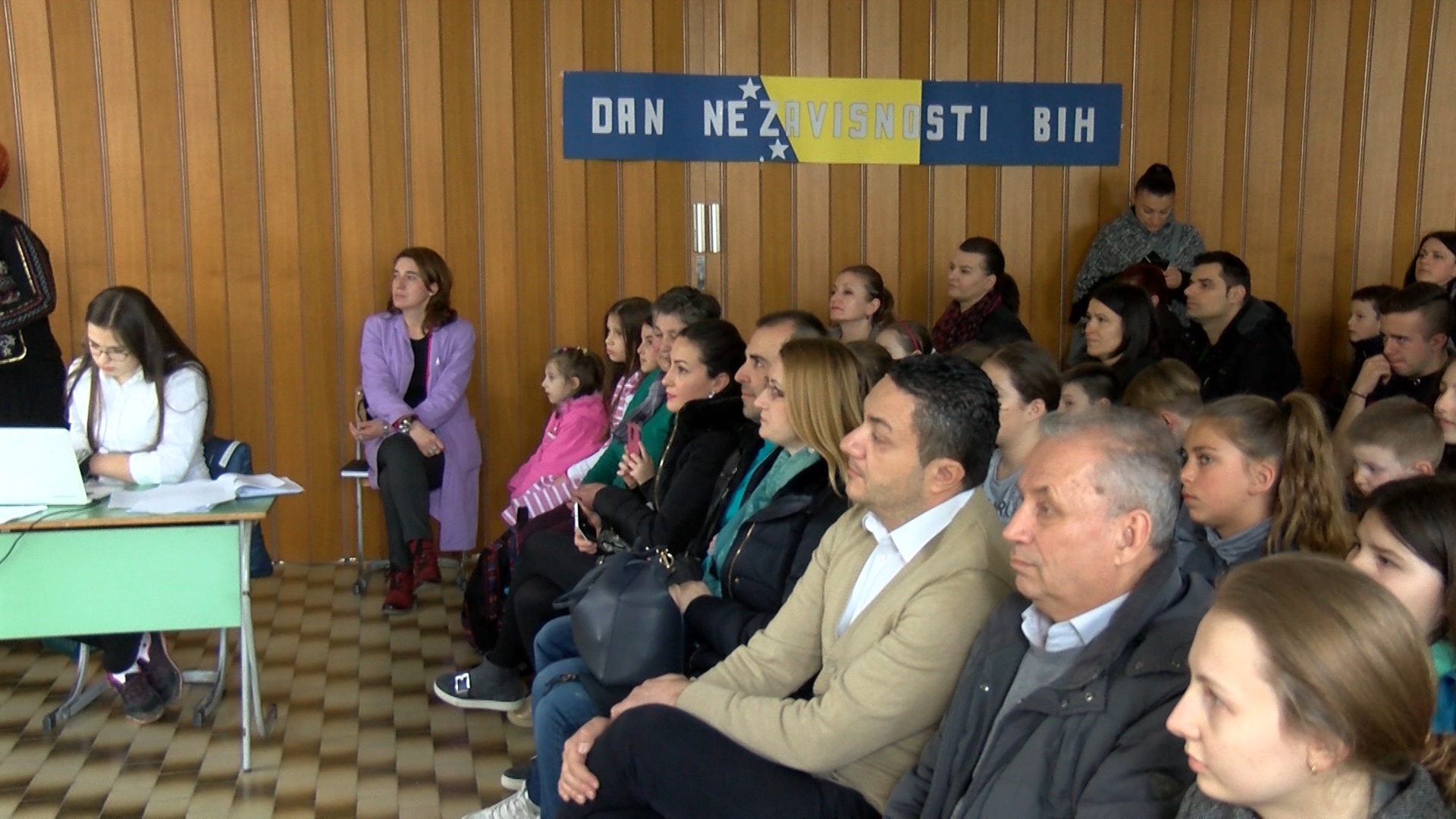 UČENICI OŠ „IZET ŠABIĆ“ OBILJEŽILI 1. MART DAN NEZAVISNOSTI BiH | Radio ...