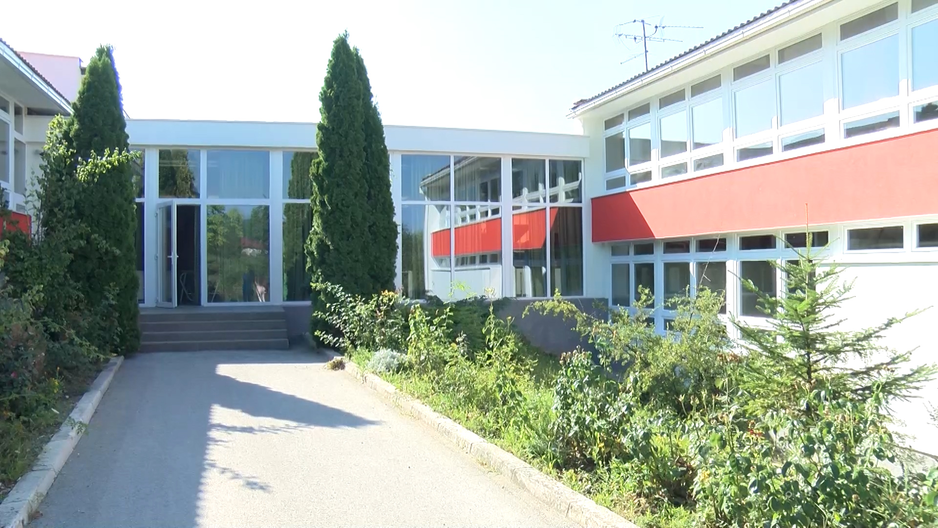 OŠ IZET ŠABIĆ DOBILA NOVI I LJEPŠI IZGLED | Radio Televizija Vogošća