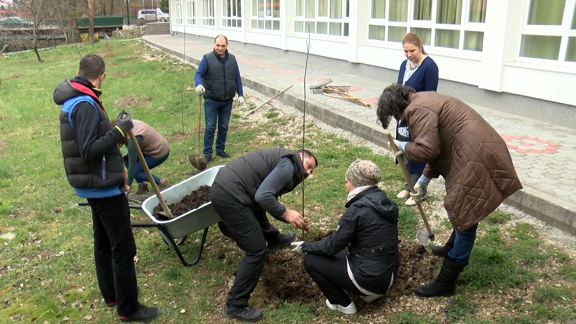 EKOLOŠKA AKCIJA VIJEĆA RODITELJA OŠ “PORODICE EF. RAMIĆ” | Radio ...