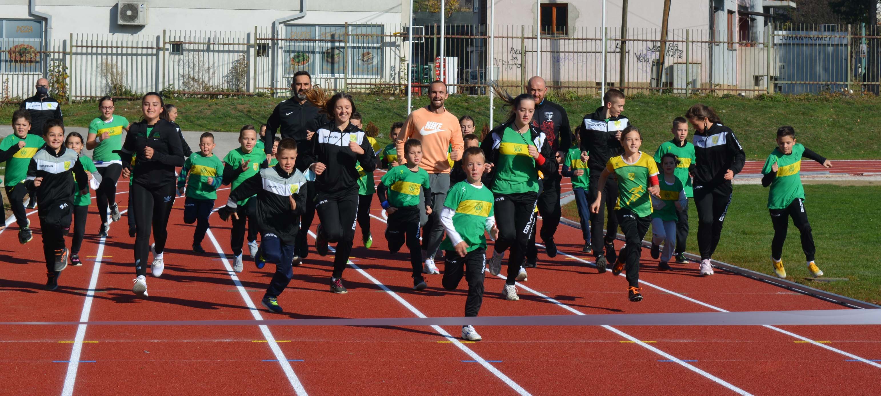 AMEL TUKA SVEČANO OTVORIO ATLETSKU STAZU U VOGOŠĆI | Radio Televizija ...
