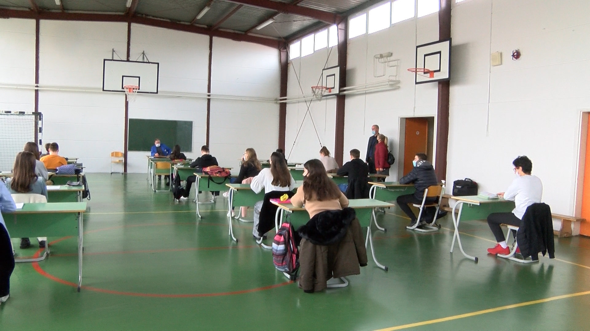 UČENICI ZAVRŠNIH RAZREDA U OŠ „IZET ŠABIĆ“ PONOVO U ŠKOLSKIM KLUPAMA ...