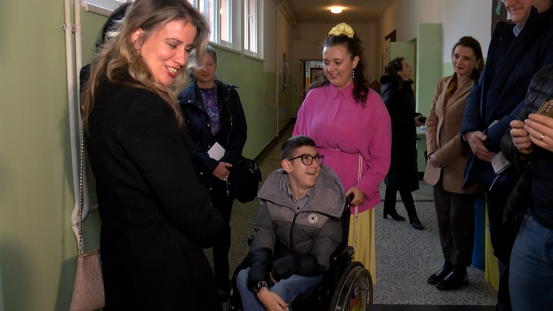 MINISTRICA IVANA PRVULOVIĆ POSJETILA OŠ “PORODICE ef. RAMIĆ” | Radio ...