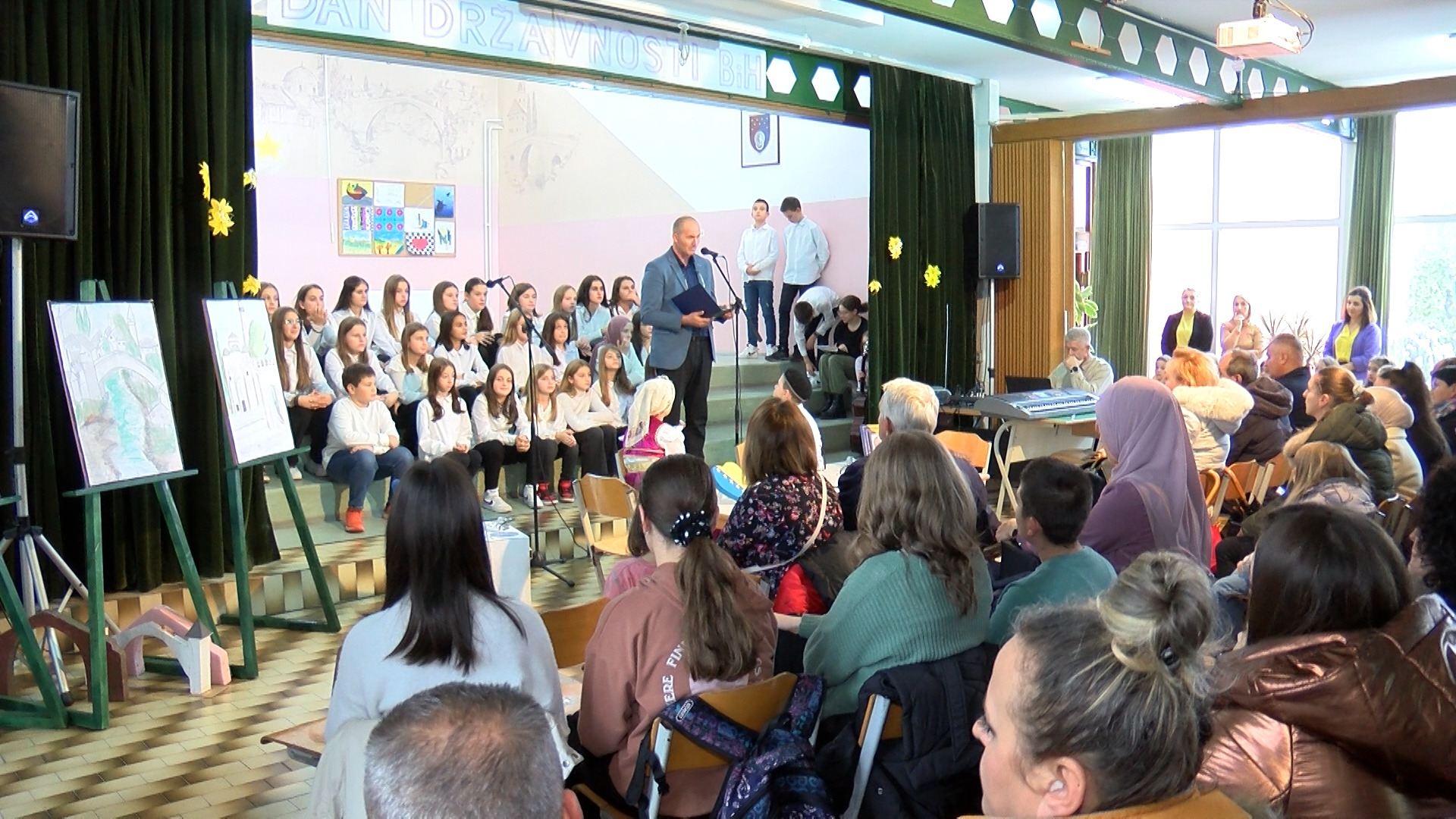 U OŠ “IZET ŠABIĆ” ODRŽANA PRIREDBA POVODOM DANA DRŽAVNOSTI BIH | Radio ...