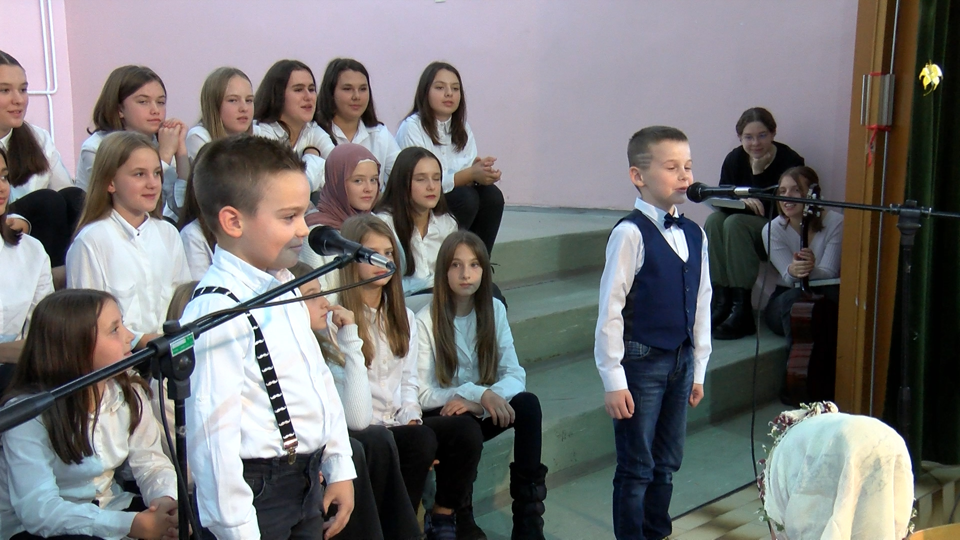 U OŠ “IZET ŠABIĆ” ODRŽANA PRIREDBA POVODOM DANA DRŽAVNOSTI BIH | Radio ...